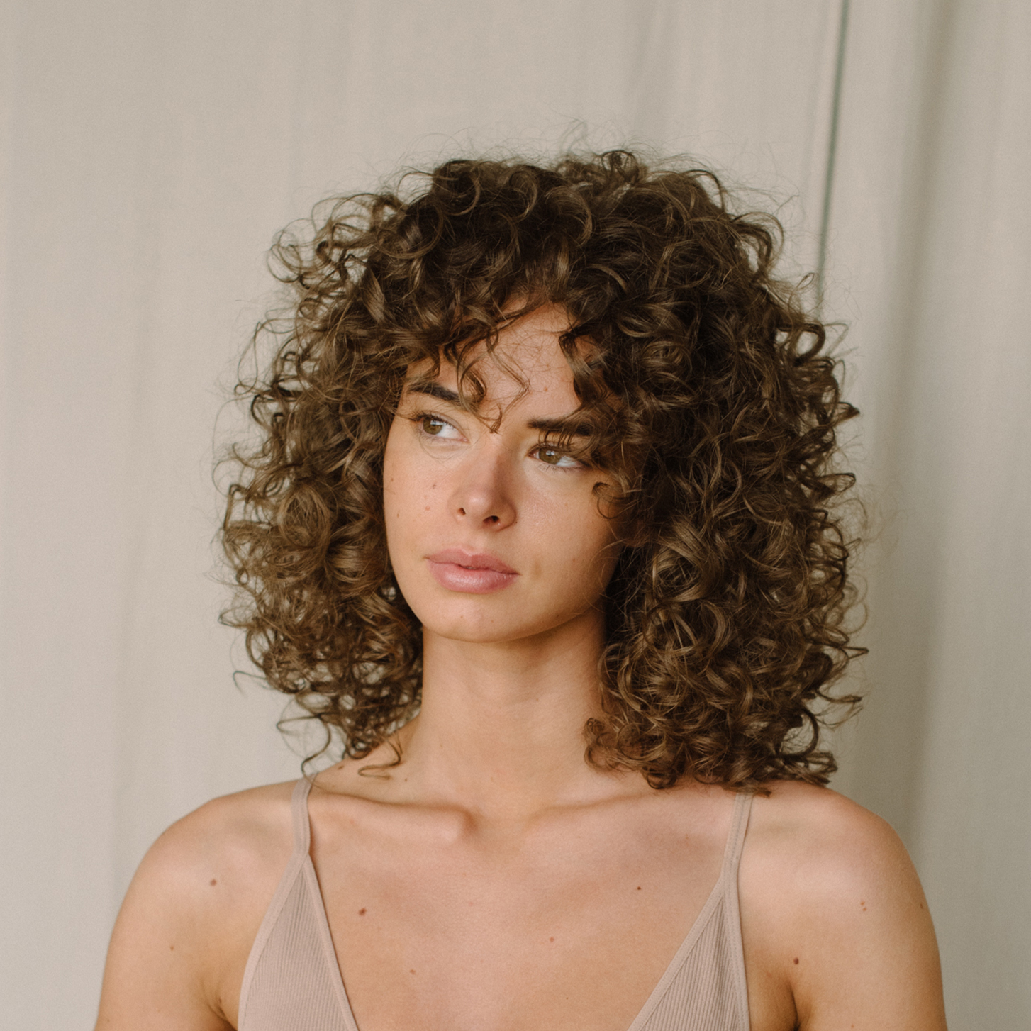 ¿Cómo ondular el pelo de forma natural en casa y sin calor?